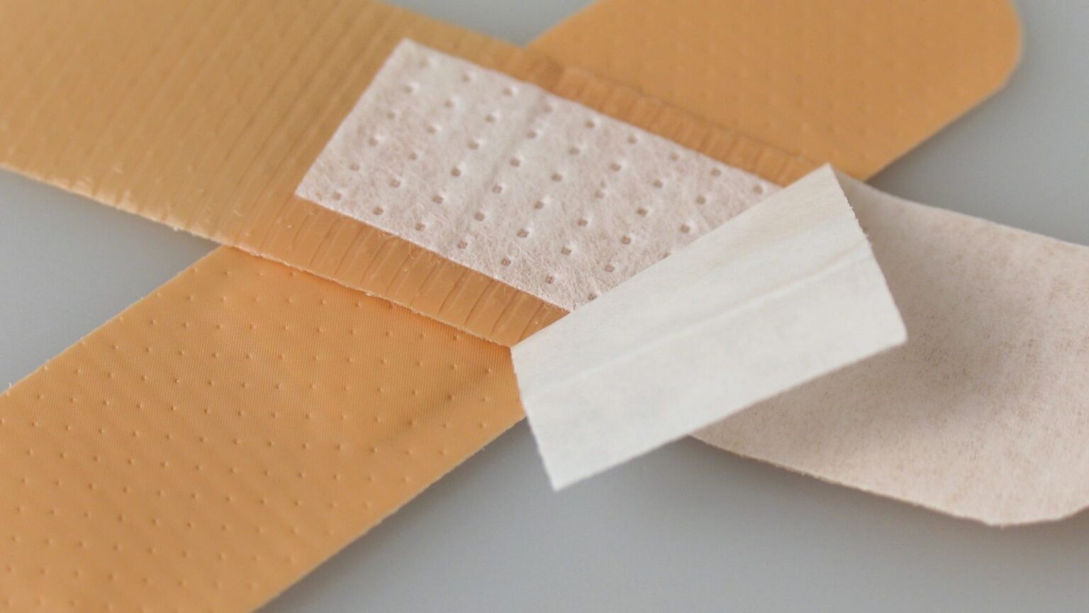 Expert Guide: Waterproof Bandages for Safe & Dry Healing